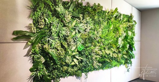 Kunstpflanzenwände mit vielfältigen Dekorationselementen - AdiK